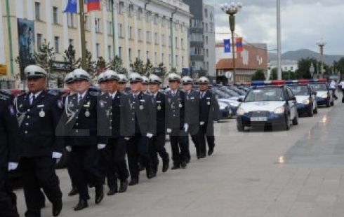 Цагдаагийн алба хаагчид цол нэмлээ