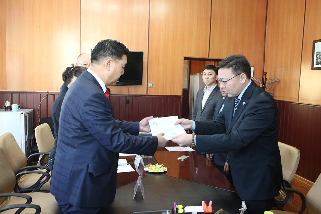 Ж Батзандан АН ын даргад нэр дэвших материалаа хүлээлгэж өглөө