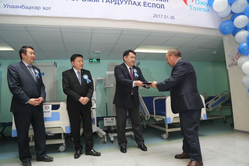 Нийслэлийн эрүүл мэндийн байгууллагуудад шаардлагатай тоног төхөөрөмжийг гардуулж өглөө