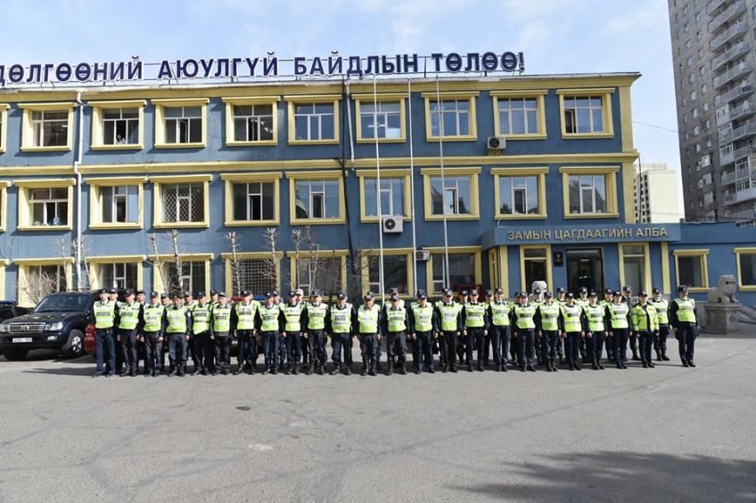 Олон нийтийн цагдаа нар замын хөдөлгөөнд оролцогчдод хяналт тавьж ажиллаж байна
