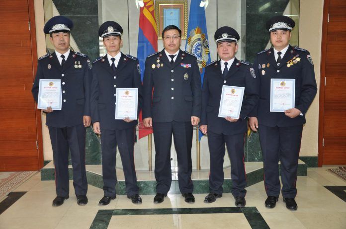 Гэмт хэргийг шуурхай илрүүлсэн алба хаагчдыг ШАГНАЛАА