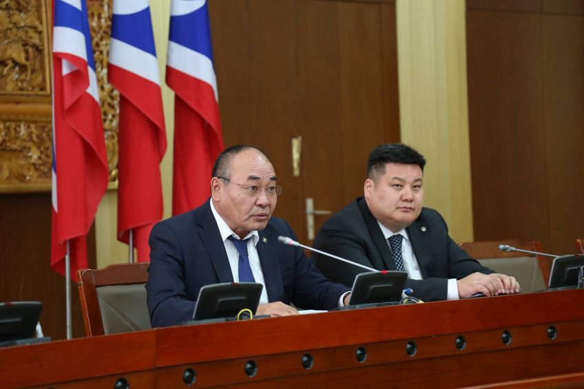 Д Эрдэнэбат Хоёр сайдынхаа асуудлыг цэгцлэхгүй бол Засгийн газрыг бүрэн бүрэлдэхүүнээр нь огцруулна