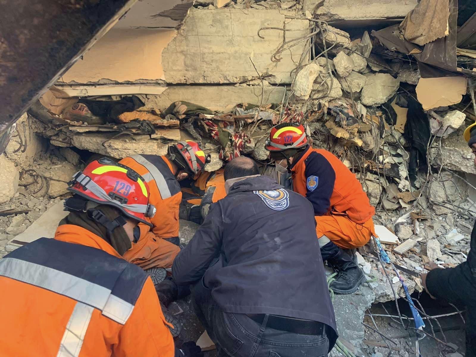 Монголын аврах баг нурангинаас хоёр хүний цогцсыг гаргав